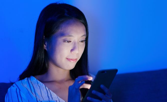 Bahaya Blue Light Bagi Kulit Wajah, Begini Cara Mencegahnya!